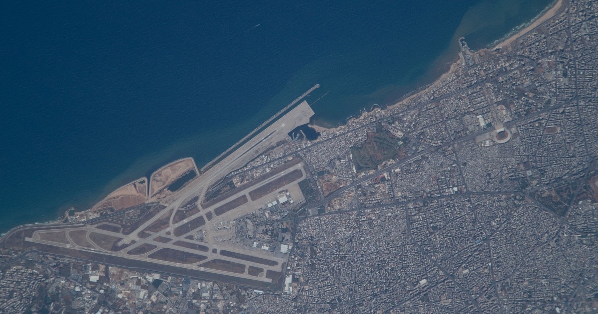 Image of plane landing near explosion is AI – Full Fact