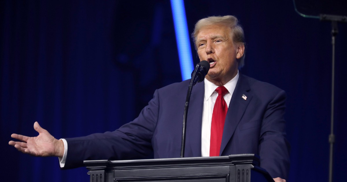 Image of Donald Trump with ‘magically healed ear’ taken before ...