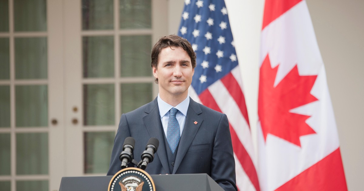 This picture does not show Fidel Castro holding Justin Trudeau as a ...