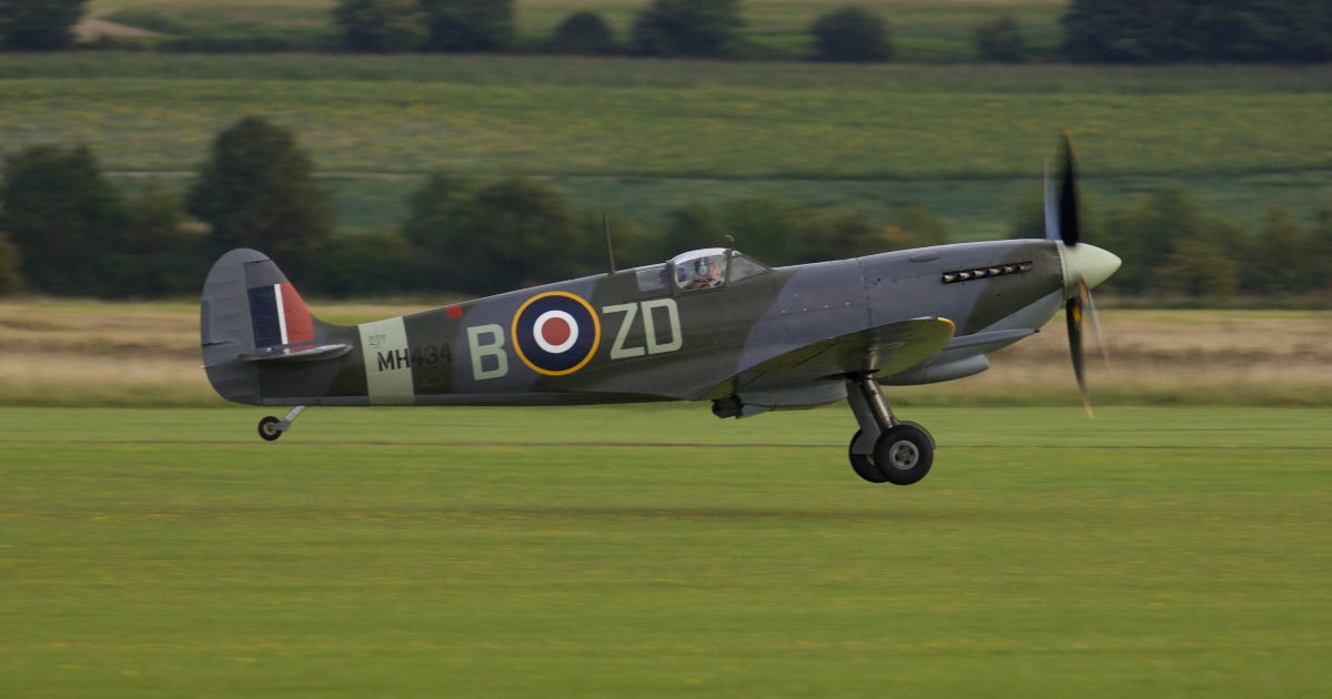 Picture of Queen in Spitfire is fake – Full Fact