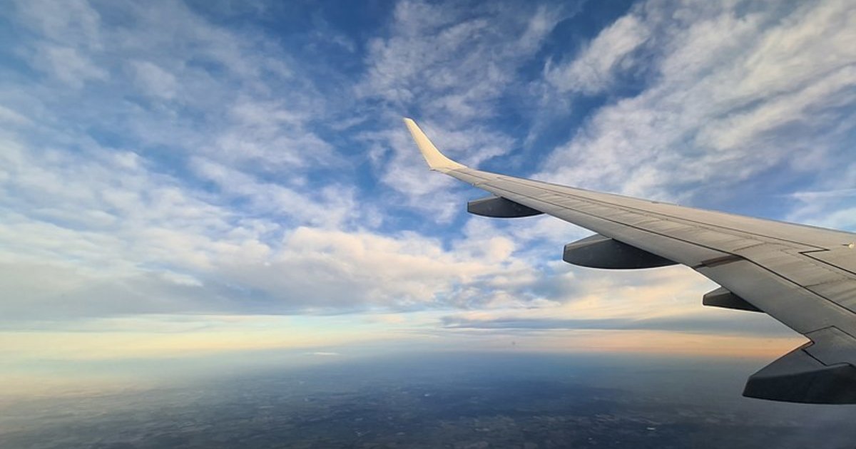 Photograph of aircraft wing covered in silver tape is not a Ryanair ...