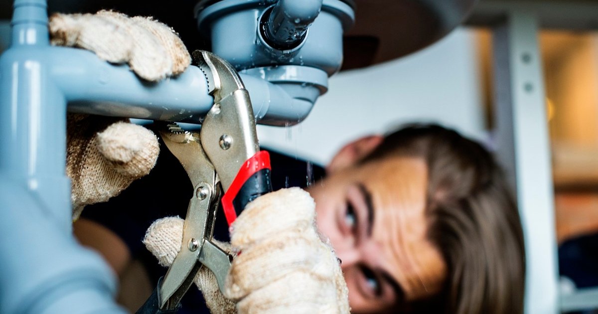 Average annual income of UK plumbers is not between £150,000 and £1 ...