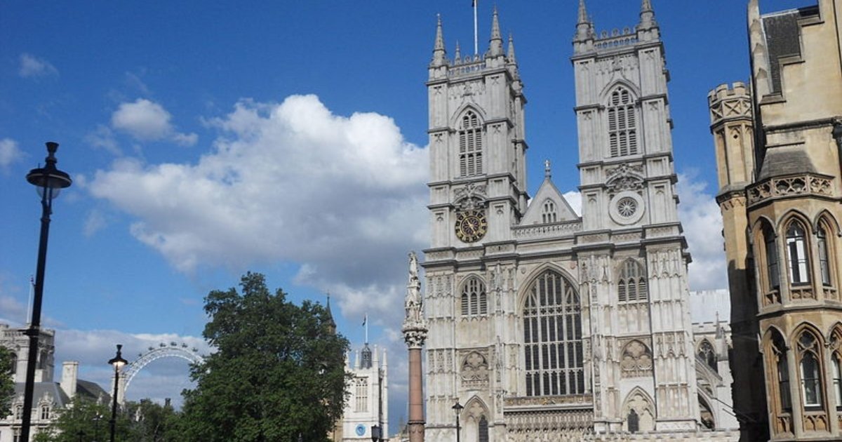 Video does not show Westminster Abbey flying Pakistan flag during Holy ...